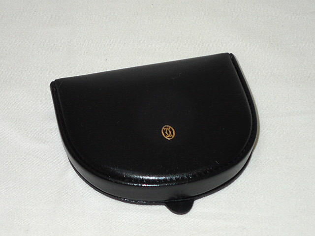 ●ランク：NS 未使用 ●色：ブラック×ゴールド金具 ●付属品：箱・Gカード(店印なし) ●備考：カルティエブティックでは 　　　　素材：レザー 　　　　サイズ：H約8cm×W9c×D1.2cm 　　　　商品番号：L3000129 　　　　...