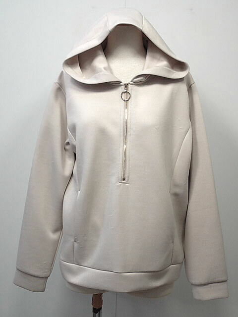 ●ランク：AB(ヒッカケ数か所有り) ●サイズ：F　(実寸)身幅50cm ●備　考：ポリエステル100％　 　　　　　着丈58cm 　　　　　ベージュのポンチ素材のフーディートップス。 　　　　　何かと重宝する1枚☆