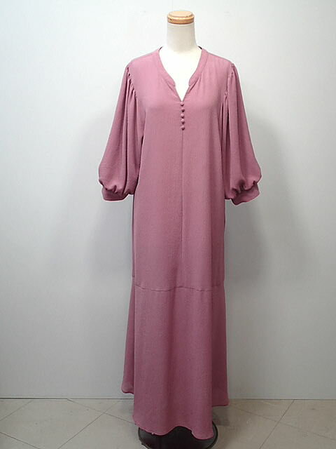 ●ランク：A(クリーニング済み) ●サイズ：40　(実寸)身幅47cm ●備　考：裏地有り(袖のみ) 　　　　　表地−ポリエステル100％ 　　　　　裏地−ポリエステル100％ 　　　　　着丈121cm 　　　　　くすみピンクの楊柳素材のロ...