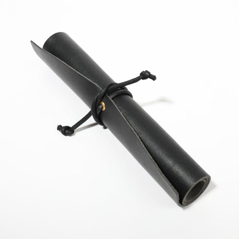 SASURA マウスパッド 折り畳み 牛革 日本製 旅行 出張 携帯旅行や出張、ノマドワークに最適な携帯用マウスパッドパッドは滑りづらく、マウスはスムーズな操作性ドローコードにより巻取りが可能日本の産業に貢献する安心安全の日本製牛革 の表面...