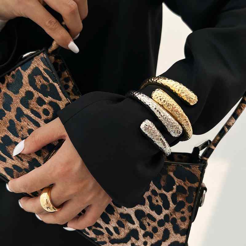 ・カテゴリ: ブレスレット・スタイル: シンプルカジュアル・主要素材: 亜鉛合金・加工: 電鍍・流行要素: 不規則な形状・カラー展開: ゴールド、シルバー・重量: 約50g