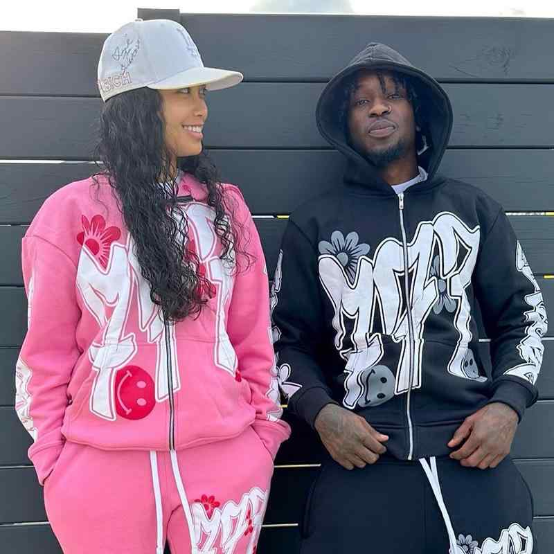 ・カテゴリ: パーカー、スウェット・デザイン: ジップアップ・シルエット: ゆったり・主な素材: ポリエステル・ネックライン: フード付き・袖丈: 長袖・袖タイプ: レギュラー・着丈: レギュラー・厚さ: 中厚手・柄: ロゴ、文字・加工: ...