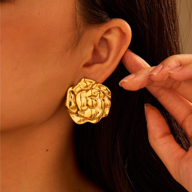 ・カテゴリ: イヤリング・ピアス・スタイル: ファッション通勤・素材: ステンレス・純度: 18K・加工: 電解メッキ・モチーフ: 花、葉・カラー: ゴールド・対象: 女性