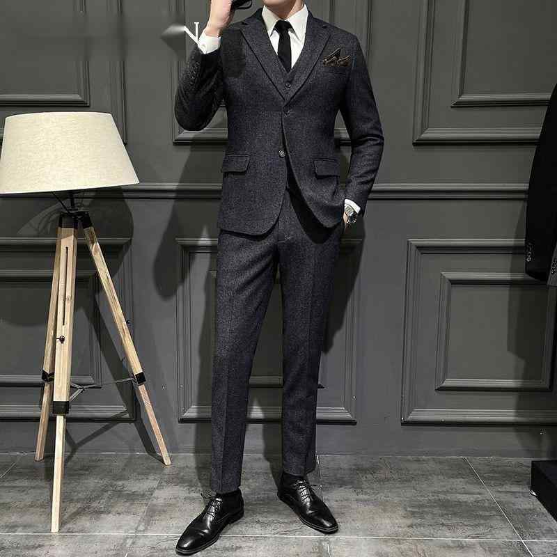 ・前立て: 2つボタンシングル・主な素材: ウール・シーン: スポーツ・襟型: ノッチドラペル・フィット: スリムフィット・厚さ: 薄手・カラー展開: ライトグレー (3ピーススーツ)、ダークグレー (3ピーススーツ)、ライトグレー (2ピ...