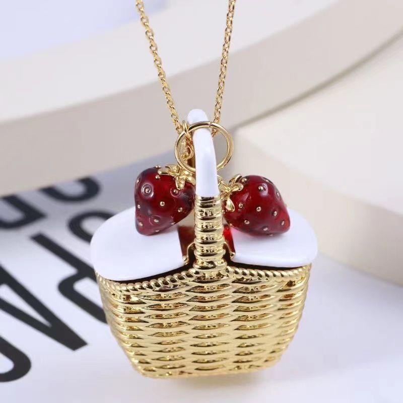 ・カテゴリ: ネックレス・スタイル: ナチュラル・テイスト: フレッシュ＆スイート・素材: 銅・ペンダント素材: 銅・チェーンスタイル: クロスチェーン・加工: エポキシ樹脂加工・モチーフ: いちご・モチーフカテゴリ: フルーツ・食品