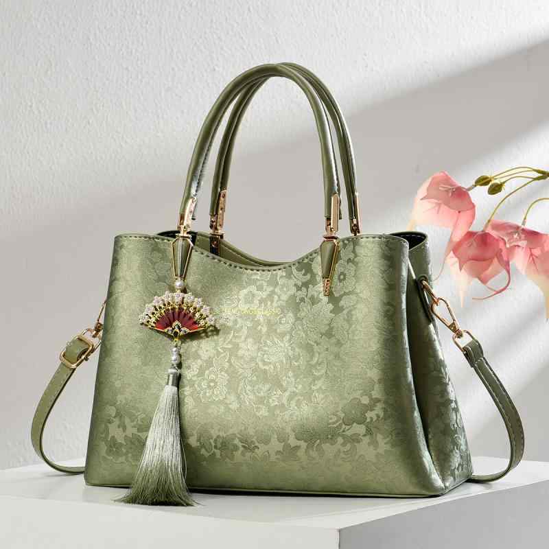 ・カラー展開: ブラック、オフホワイト、抹茶グリーン・スタイル: ミックススタイル・主な素材: PUレザー・バッグタイプ: トートバッグ・人気要素: フリンジ・裏地素材: ポリエステル・バッグ形状: 横型スクエア・開閉方法: ファスナー・内...