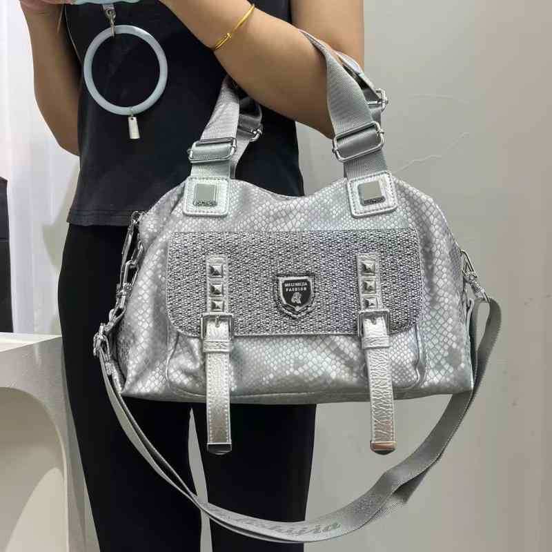 ・カラー: シルバー・スタイル: エレガント・素材: ナイロン・カテゴリ: トートバッグ・サイズ: 大・装飾: パール、ラインストーン・形状: 横型スクエア・開閉方式: ファスナー・内装: 携帯ポケット、ファスナー付き仕切りポケット・硬さ:...