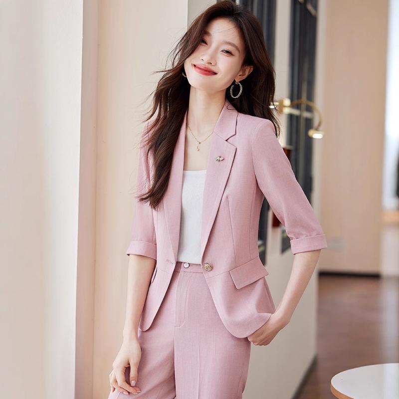 ・カテゴリ: スーツジャケット・スタイル: エレガント・主な素材: ポリエステル約90-95%、ポリウレタン混紡・袖丈: 七分袖・袖タイプ: レギュラー・パンツ丈: フルレングス・カラー展開: ピンク、グリーン、アプリコット・サイズ展開: ...