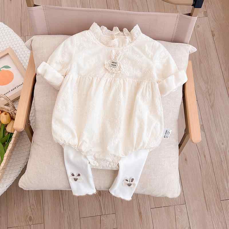 ・カテゴリ: ロンパース・適合年齢: 新生児・性別: 女の子・袖丈: 長袖・厚さ: 普通・主な素材: 綿95%・留め具: プルオーバー・スタイル: プリンセス・タイプ: 長丈ロンパース・カラー展開: アイボリー、ホワイト・適合身長: 66c...