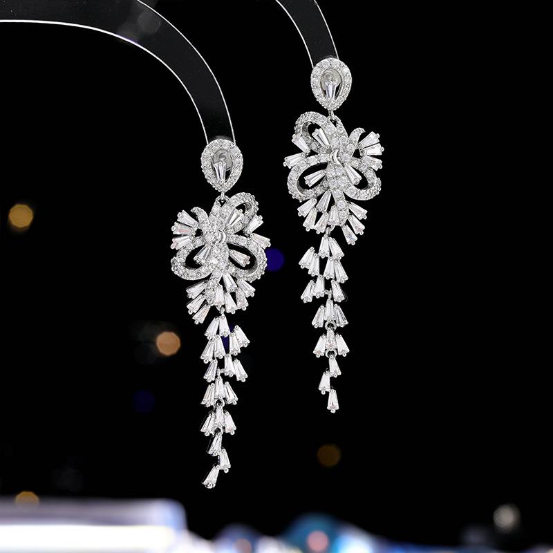 ・カテゴリ: ピアス・イヤリング・対象: レディース・主な素材: 銅・スタイル: エレガントカジュアル・シーン: ファッション通勤・デザイン: 幾何学模様・デザイン要素: 植物、花びら・加工: 電鍍・カラー展開: シルバー、ガンブラック