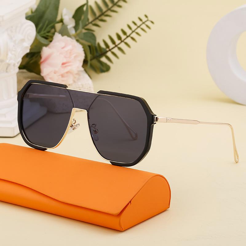 ・カテゴリ: サングラス・スタイル: 欧米風・スタイル分類: ファッション、通勤・形状: スクエア・構造: フルリム・レンズ素材: PC・フレーム素材: PC・レンズカラー: グレー・フレームカラー: ブラック・UVカット: UV400・遮...