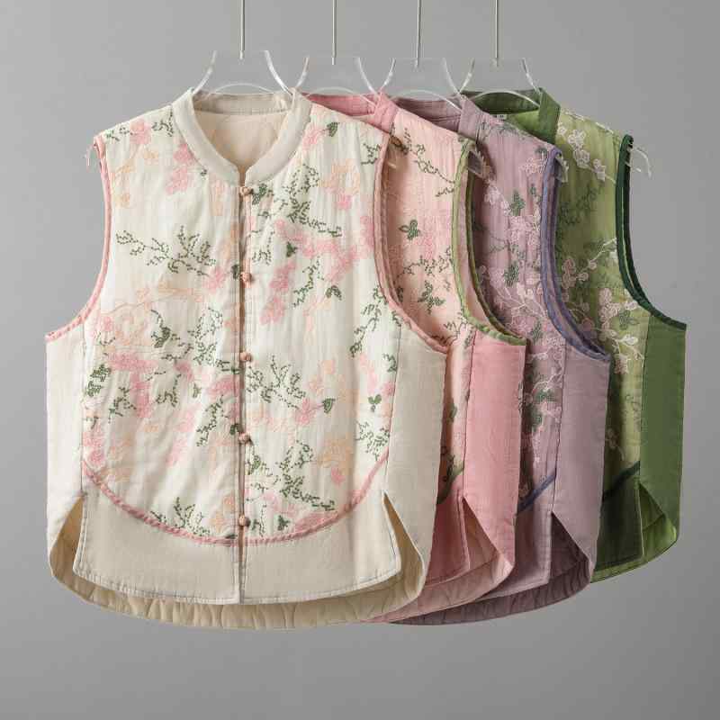 ・カテゴリ: オープンフロントベスト・主な素材: 綿麻・中綿: フェイクシルクコットン・ネックライン: スタンドカラー・前立て: シングルボタン・着丈: 普通丈・フィット: レギュラー・柄: 植物花柄・テイスト: きれいめ通勤・対象性別: ...