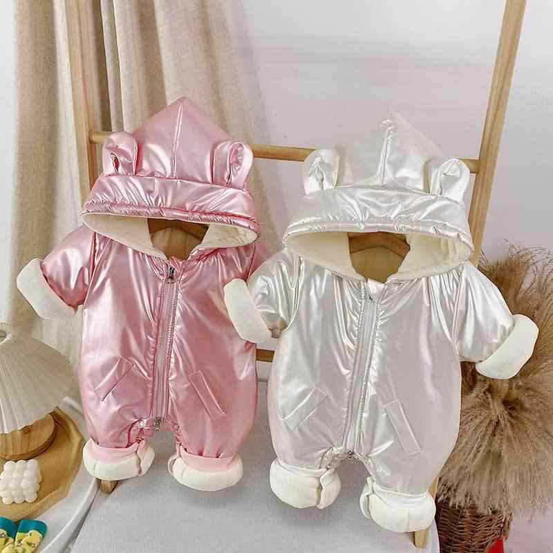 ・主な素材: ポリエステル繊維100%・対象年齢: 新生児（0〜1歳、身長80cm以下）・性別: ユニセックス・袖丈: 長袖・厚さ: 厚手・カテゴリ: ロンパース・スタイル: カバーオール・カラー展開: ホワイト、ブルー、ピンク、オレンジ・...