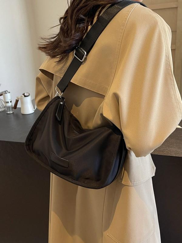 ・カラー: ブラック ・スタイル: アーバンカジュアル ・素材: ナイロン ・バッグのトレンドスタイル: スクエアバッグ ・バッグサイズ: ミディアム ・人気要素: ステッチ ・裏地素材: ポリエステル ・バッグ形状: 横長スクエア ・開閉...