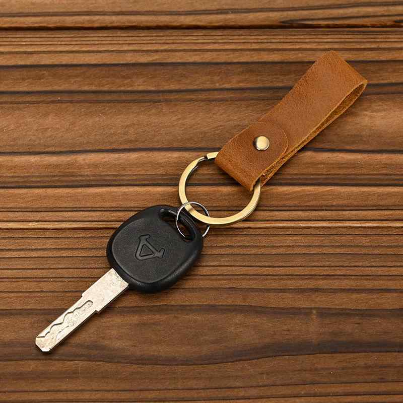 ・カテゴリ: キーケース・性別: ユニセックス・素材: 本革・革の特長: 牛革（トップグレイン）・柄: 無地・スタイル: 都市カジュアル・デザイン要素: リベット・カラー展開: ライトブラウン、ブラウン、ダークブラウン・適用シーン: 日常使い