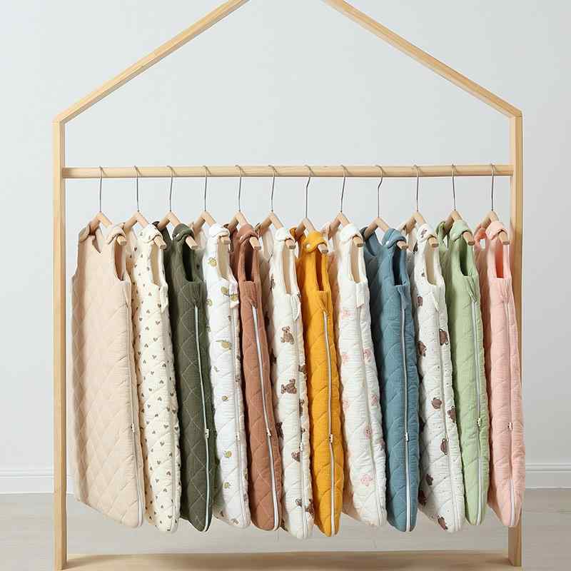 ・カテゴリ: スリーパー・適用年齢: 新生児（0〜1歳、80cm以下）・スタイル: ベスト型・主な素材: 綿95%以上・裏地素材: 綿95%以上・詰め物: シルク綿・厚さ: 厚手・ファスナー素材: ナイロン・柄: アニマル、ハート、無地・適...