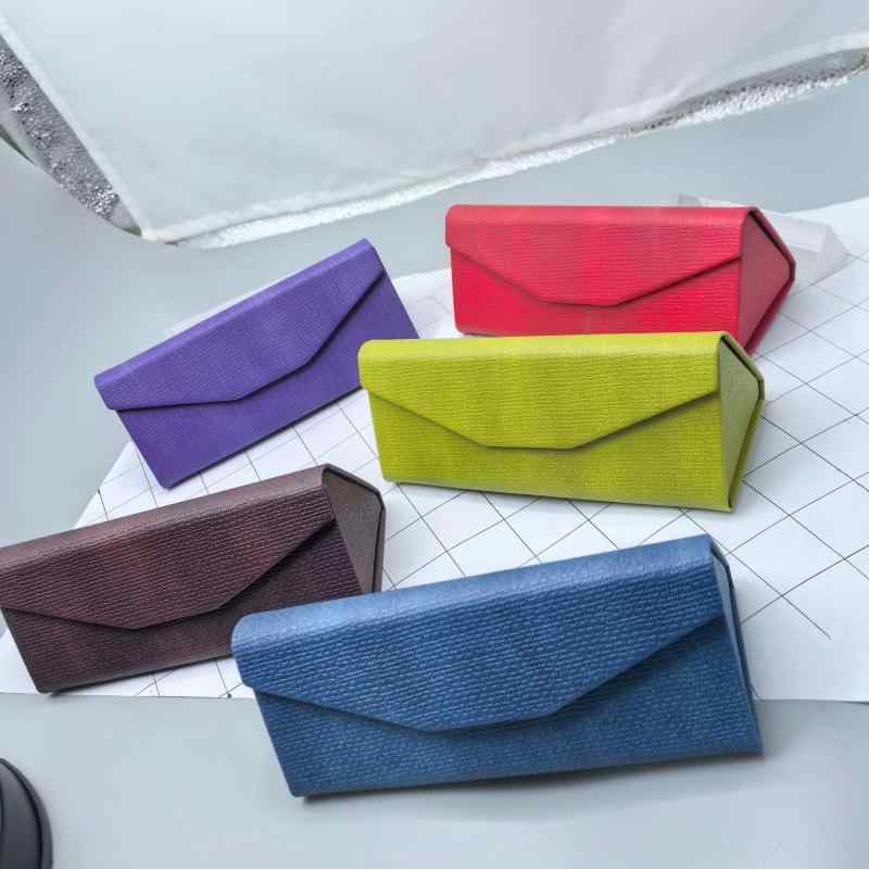 ・素材: レザー・カテゴリ: 眼鏡ケース・スタイル: 折りたたみ三角型・カラー展開: レッド、グリーン、ブルー、パープル、ブラウン、シルバー