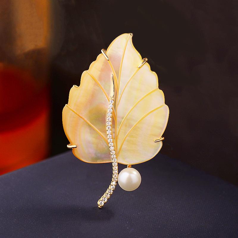 ・カテゴリ: ブローチ・スタイル: ファッションOL、通勤・モチーフ: リーフ・モチーフカテゴリ: 植物、花・対象: 女性・主な素材: 銅、ジルコニア・加工: メッキ・機能: 装飾、固定・カラー: ゴールド