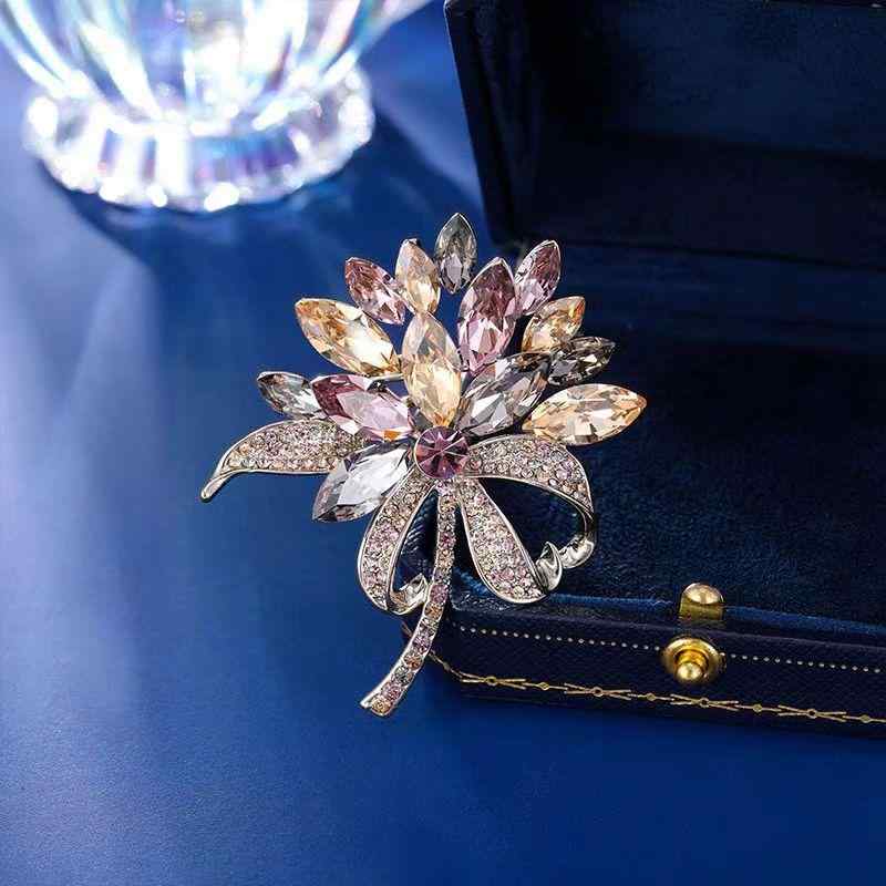・素材: 亜鉛合金・スタイル: 花束・モチーフ: 花・加工方法: 電鍍・カラー展開: パープル、ブルー、シャンパン・デザイン要素: 瓢箪、サンゴ、ユリ、チューリップ、バラ、花、椿、フリル、サボテン、麦穂、花びら、木、蓮の莢、小豆、ひまわり、...