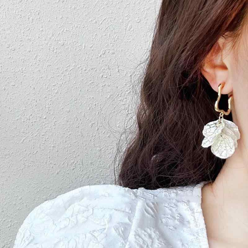 ・カテゴリ: 耳飾り・主な素材: 合金・処理技術: 電気メッキ・モチーフ: 花、植物・カラー展開: シルバーイヤリング（ペア）、蚊香盤耳クリップ（ペア）・スタイル: 高級感、ファッション通勤・対象: レディース