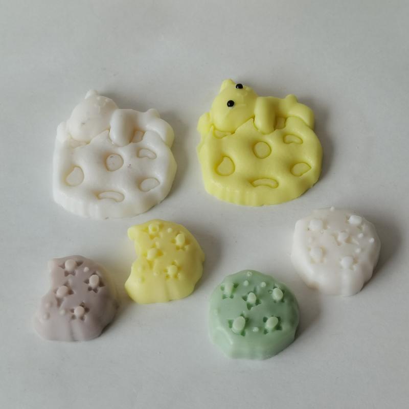 ・カテゴリ: 焼き菓子型、ケーキ型・形状: 不規則形・素材: シリコン・用途: ケーキ、フォンダン、チョコレートの焼き菓子作り・種類: 1号半円クッキー、2号円形、3号小熊クッキー・スタイル: モダンミニマリスト・カラー: ホワイト