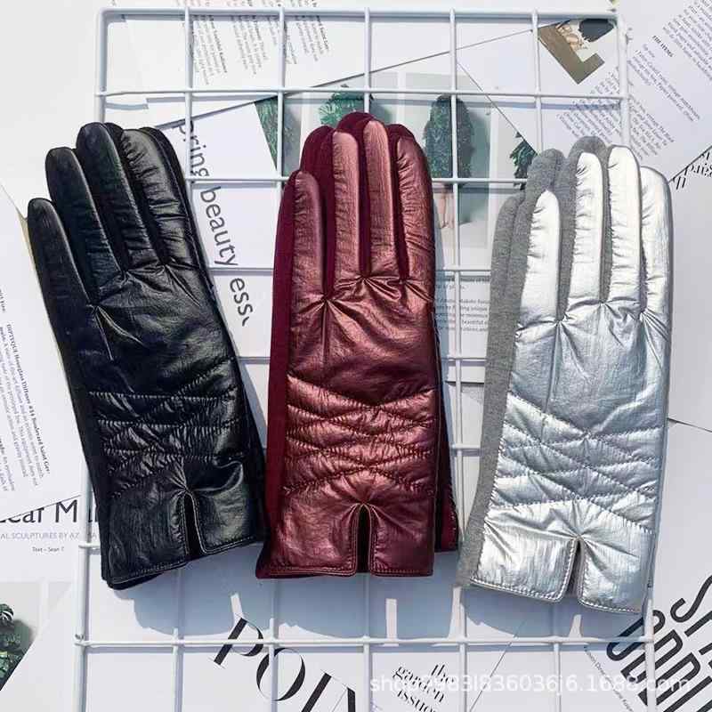 ・カテゴリ: 保温手袋・機能: タッチスクリーン対応、保温・タイプ: 5本指手袋・スタイル: ベーシック、カジュアル、シンプル・主な素材: 徳絨・加工方法: 刺繍、フロスト加工、サテン仕上げ・カラー展開: カーキ、ブラック、ワインレッド、ピ...