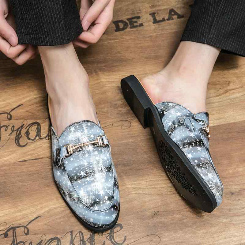 ・性別: 男性・靴底素材: PU・適用年齢層: 青年期 (18-40歳)・アッパー素材: PU・つま先形状: ポインテッドトゥ・ヒール高さ: フラット・デザイン要素: トーテム柄・厚み: 普通・柄: 小花柄・着用シーズン: 秋・筒丈: ロー...