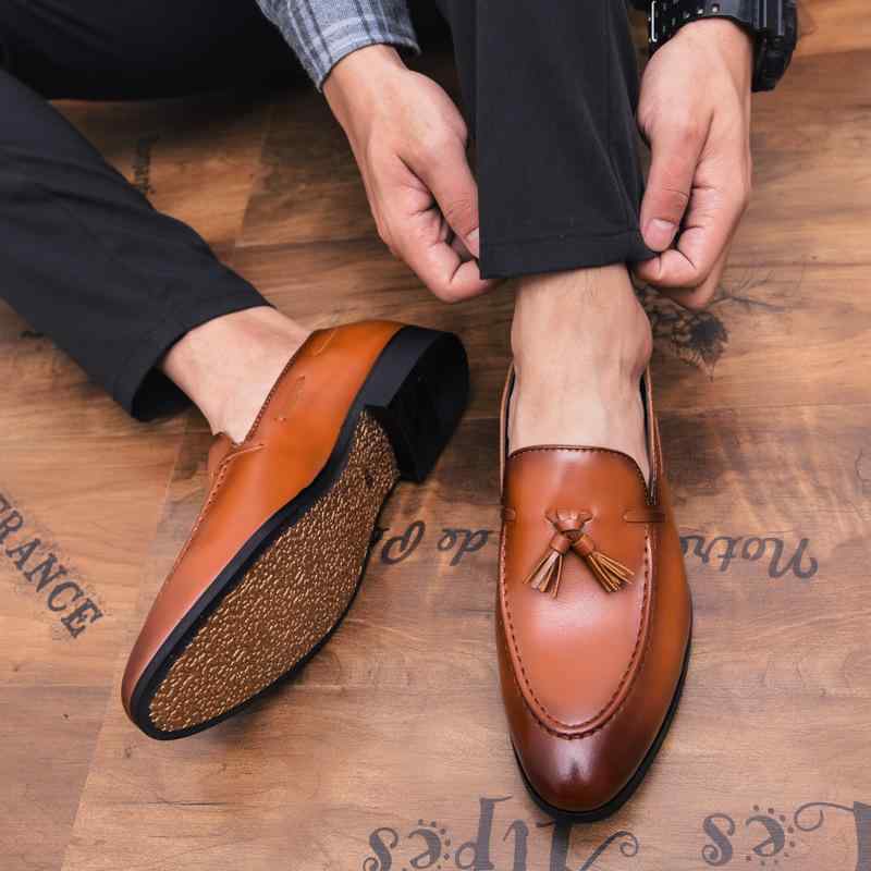 ・カテゴリ: 革靴・性別: 男性・つま先形状: レザーキャップトゥ・履き口: ローカット・シーン: カジュアル・スタイル: ブリティッシュ・人気要素: ステッチ、タッセル、レザーパッチワーク・サイズ展開: 38、39、40、41、42、43、44