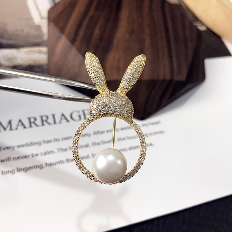 ・主な素材: 銅・スタイル: 韓国風・対象: レディース・モチーフ: 干支・装飾素材: 金メッキ、人工宝石、半貴石・カラー展開: 金色うさぎ淡水パールブローチ、金色うさぎブローチ（パールなし）・カテゴリ: ブローチ