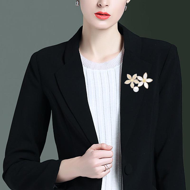 ・主な素材: 貝殻・スタイル: 韓国風・対象: 女性用・モチーフ: 花・装飾: 金メッキ人工宝石、半貴石・カラー: ゴールド・カテゴリ: ブローチ