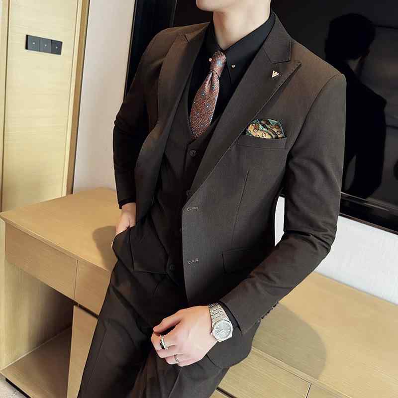 ・対象: ファッションカジュアル層・前開き: シングル2つボタン・生地: 化学繊維混紡・主な素材: ポリエステル・素材割合: ポリエステル 66%・着用シーン: ビジネス・襟型: ノッチドラペル・ベント: センターベント・シルエット: スリ...