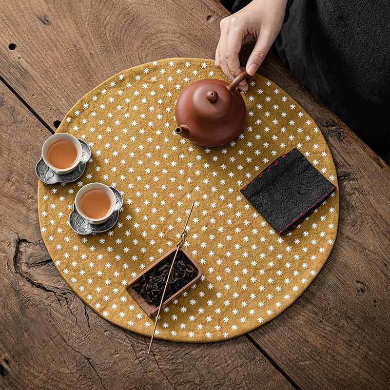 ・カテゴリ: 茶席・主な素材: 絞り染め帆布・カラー展開: エメラルドグリーン、パイングリーン、サンドイエロー、レイクグリーン・スタイル: 新中国風・サイズ: 36x36cm