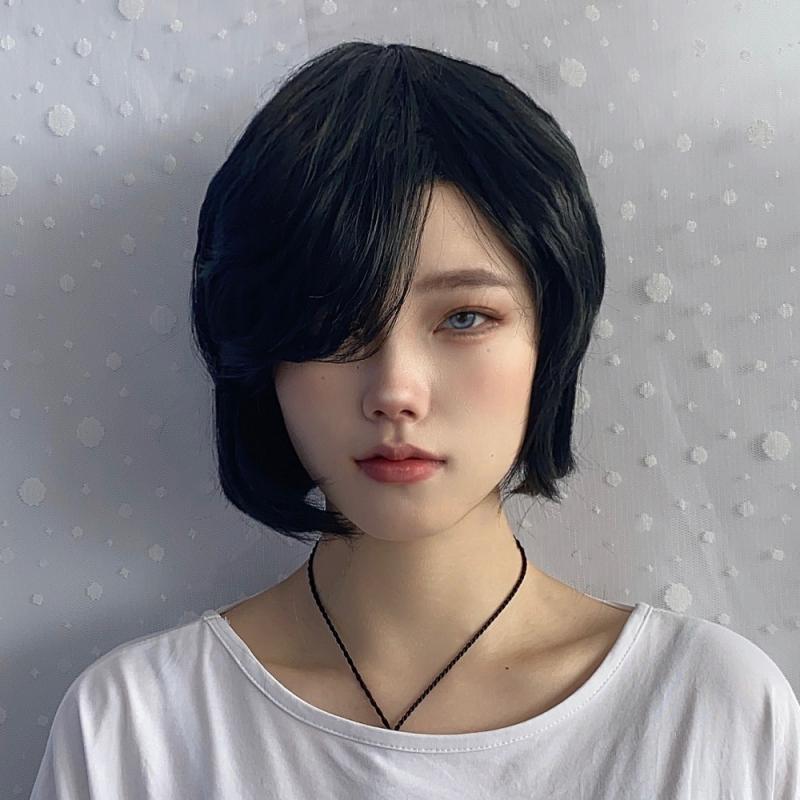 ・対象: 女性・製法: マシンメイド・染毛・パーマ: 可能・素材: 耐熱ファイバー・対応肌色: 全ての肌色・対応顔型: 全ての顔型・前髪: 斜めバング・効果: スタイルチェンジ・カラー: ブラック・カテゴリ: ショートストレートウィッグ
