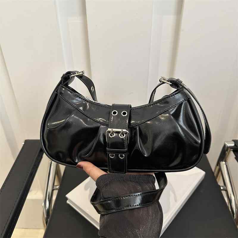 ・カラー展開: ブラック、ホワイト、レッド、ダークブラウン、カーキ・スタイル: ストリートカジュアル・素材: PU・バッグスタイル: 腋下包・裏地素材: ポリエステル・バッグ形状: 横長方形・開閉方式: ファスナー・内部構造: ファスナーポ...