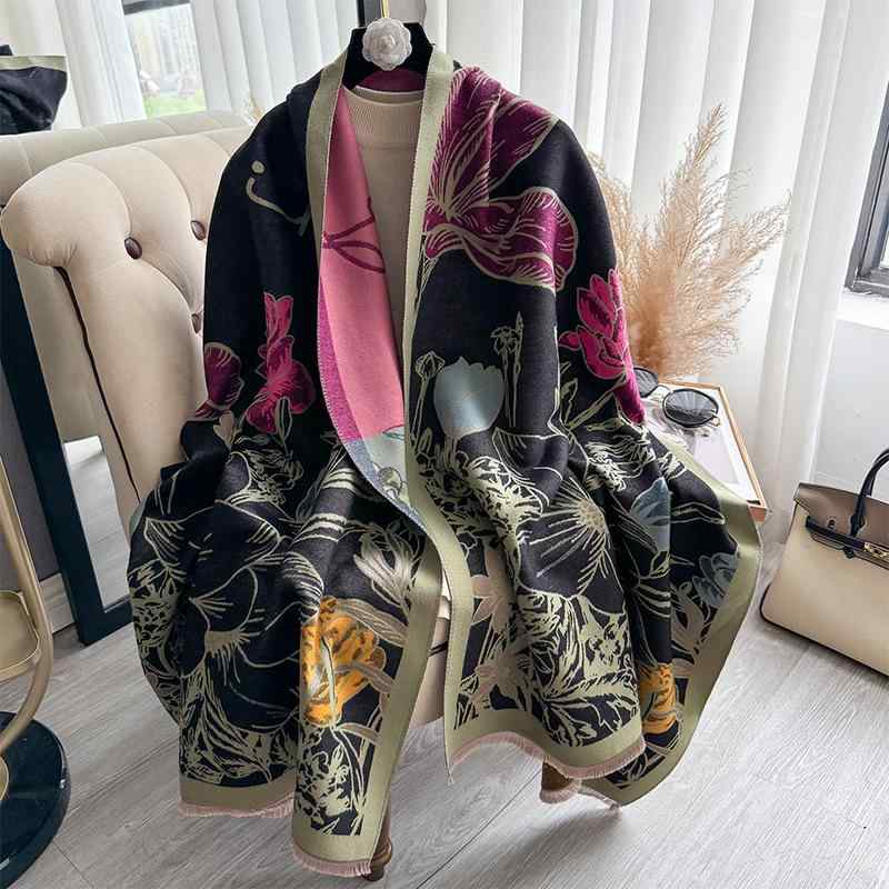 ・編み方: 経編み・流行要素: 花、フリージア、花びら・機能: 保温・タイプ: ミドル丈・カラー: グリーン、ブルー、グレー、ブラックグリーン、ブルーブラウン、ブラックベージュ・長さ: 185cm・主素材混紡率: 51%～60%・スタイル:...