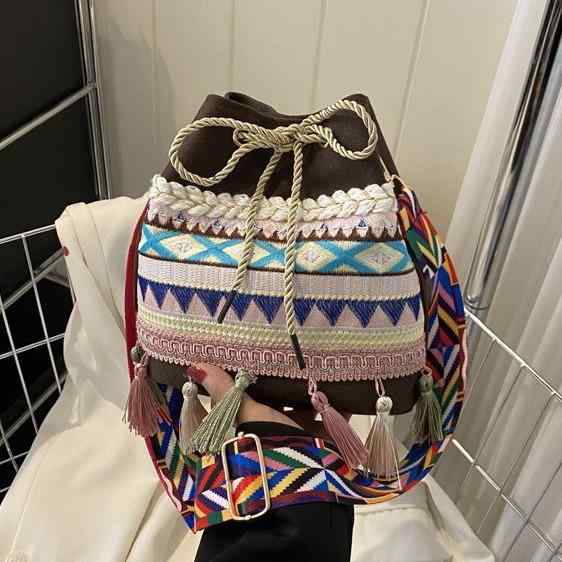 ・カラー展開: ブラック、ブラウン、ブルー、カーキ・スタイル: 和風モダン・主な素材: 帆布・バッグタイプ: ミニスクエアバッグ・デザインポイント: 編み込み・裏地素材: ポリエステル・バッグ形状: 縦型スクエア・開閉方法: 巾着・内側ポケ...