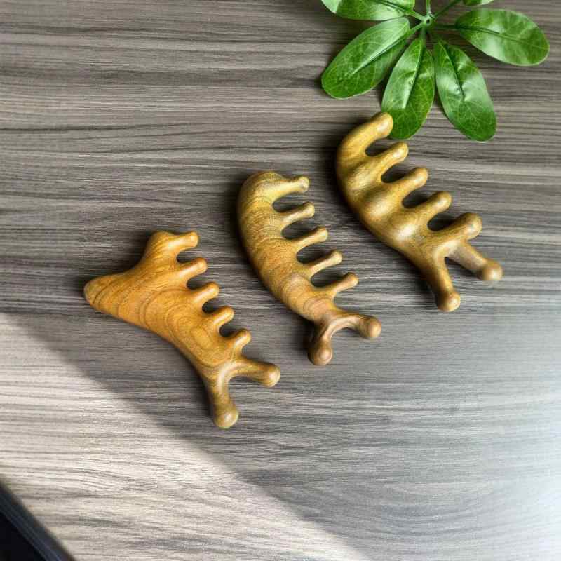 ・カテゴリ: 木櫛、工芸櫛、マッサージコーム・主な素材: 檀木・サイズ: 10-15cm・種類: 緑檀ドルフィン、緑檀多機能、緑檀四合一・対象: 一般