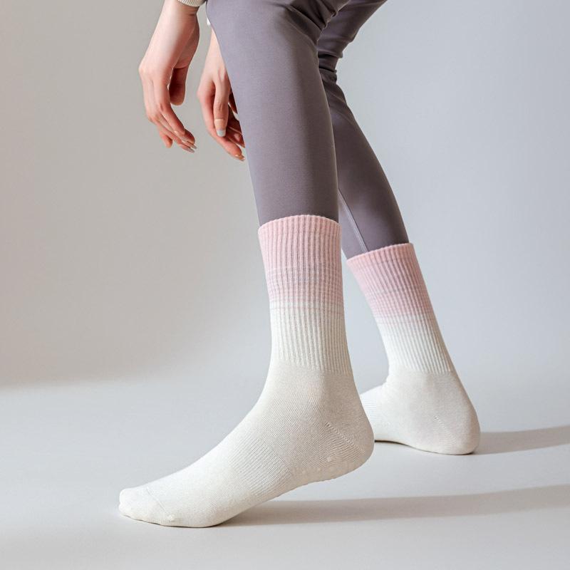・主な素材: ポリエステル95%、スパンデックス5%・機能: 吸汗性・柄: グラデーション・対象性別: レディース・対象年齢: 18～40歳・丈: ミドル丈・季節: 春、夏、秋・カテゴリ: スポーツソックス・用途: ヨガ・カラー展開: イエ...