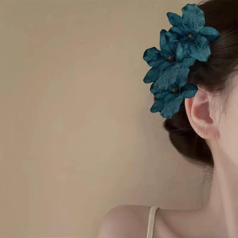 ・素材: 布・加工方法: 精緻・ヘアピン種類: サイドクリップ・カラー: 孔雀青・デザイン要素: 花・スタイル: 韓国風・スタイル分類: フレッシュスイート・カテゴリ: ヘアアクセサリー・対象: 女性・デザイン要素分類: 植物花柄