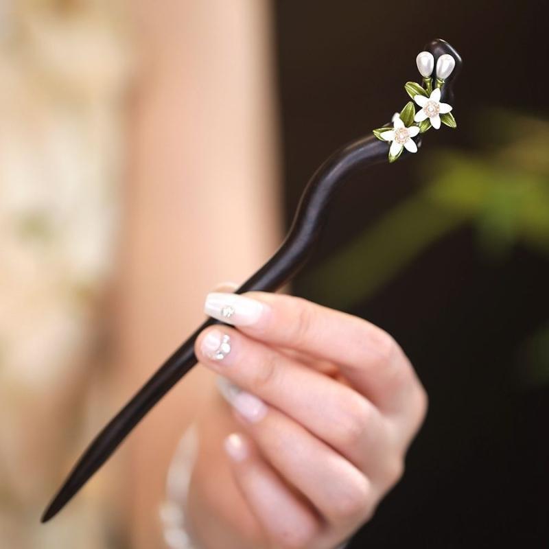 ・主な素材: 木・スタイル: オリジナルデザイン・形状: 花柄・カラー展開: 緑の小菊（普通木）、緑の小菊（天然白檀）、清平楽（普通木）、清風（普通木）、木製二重梔子花（普通木）・流行要素: 清冷スタイル・カテゴリ: ヘッドアクセサリー