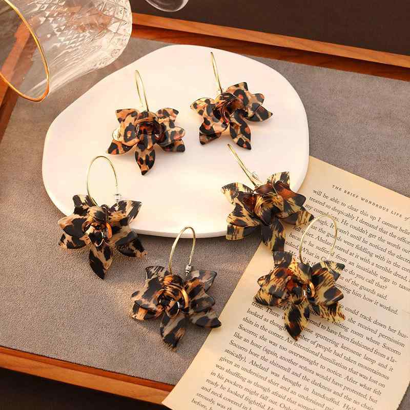 ・主な素材: 金属・デザイン: 花卉・加工: 電鍍・カラー展開: ブラックコーヒー豹柄花飾り、ブラックオレンジ豹柄花飾り、ミリタリーグリーン豹柄花飾り・トレンド要素: 花柄・スタイル: フレンチレトロ・英語名: Leopard print ...