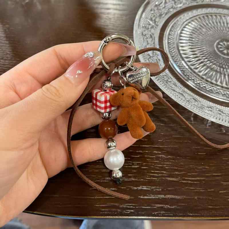 ・主な素材: プラスチック/樹脂・カラー: クマのリボンモチーフ・スタイル: 個性的なデザイン・タイプ: バッグチャーム・柄: クマ、ブタ、小動物・人気要素: カートゥーン・スタイルカテゴリ: 個性派・人気要素カテゴリ: カートゥーン、人物