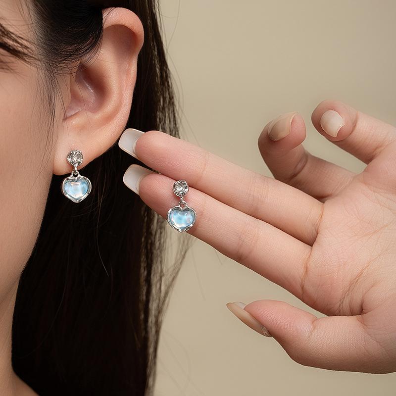 ・カテゴリ: ピアス・イヤリング・スタイル: 韓国風・テイスト: 清新甘美・主な素材: 合金・加工: 電鍍・カラー: ブルー・形状: ハート型・流行要素: ハート型、形状、柄・対象: 女性