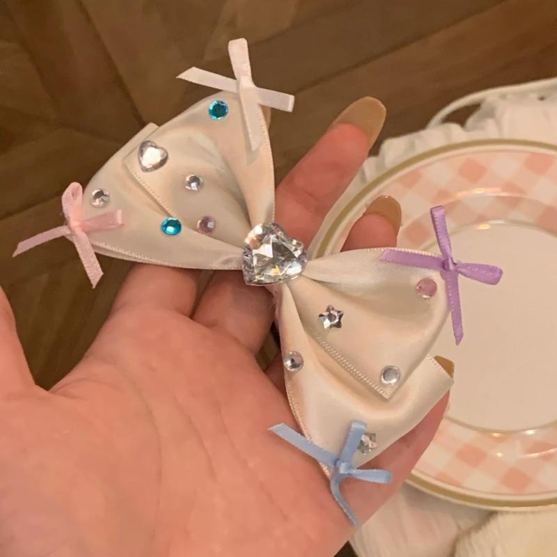 ・素材: 布・対象: 女性・加工方法: 手作業・種類: ダックビルクリップ・カラー: オフホワイトリボンヘアクリップ・流行要素: リボン・スタイル: 韓国風・スタイルカテゴリ: フレッシュ、スイート・カテゴリ: ヘアアクセサリー・流行要素カ...