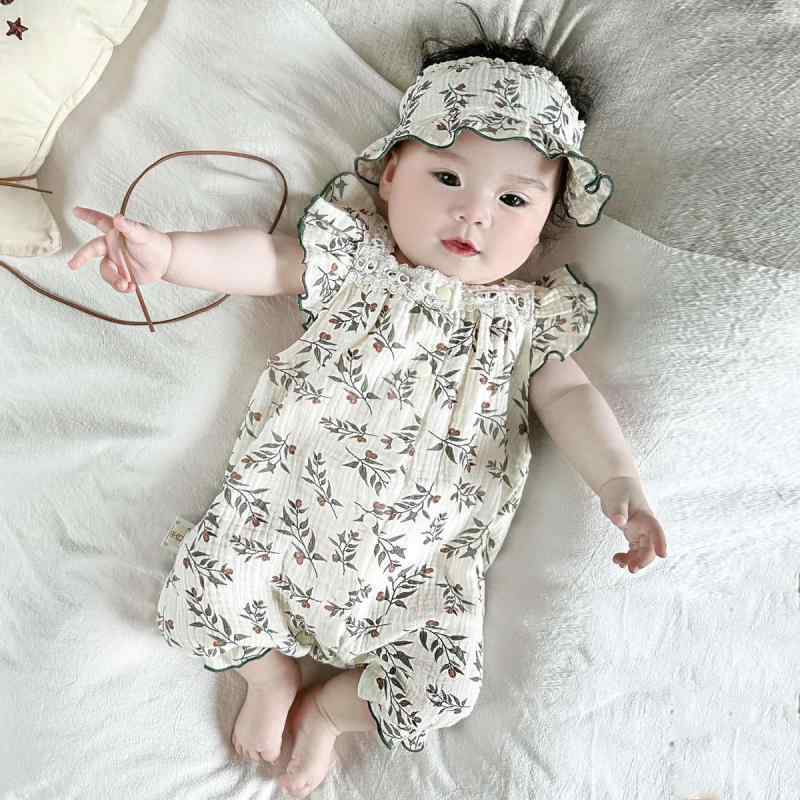 ・カテゴリ: ロンパース、カバーオール・スタイル: カジュアル・主な素材: 綿75%・ネックライン: ストラップネック・袖丈: ノースリーブ・柄: 小花柄・カラー展開: ベージュ・サイズ展開: 66cm, 73cm, 80cm, 90cm・...