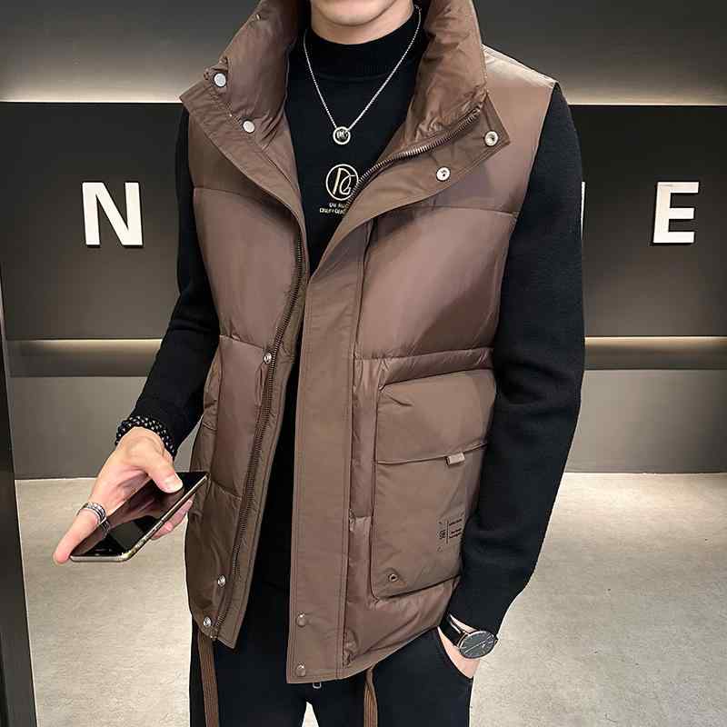 ・性別: 男性・羽毛含有率: 41〜45%・ダウン量: 90g・カテゴリ: ベスト・スタイル: ブリティッシュ・フィット: レギュラーフィット・厚さ: 標準・柄: 無地・ネックライン: スタンドカラー・生地: ポリエステル繊維・シーン: カ...