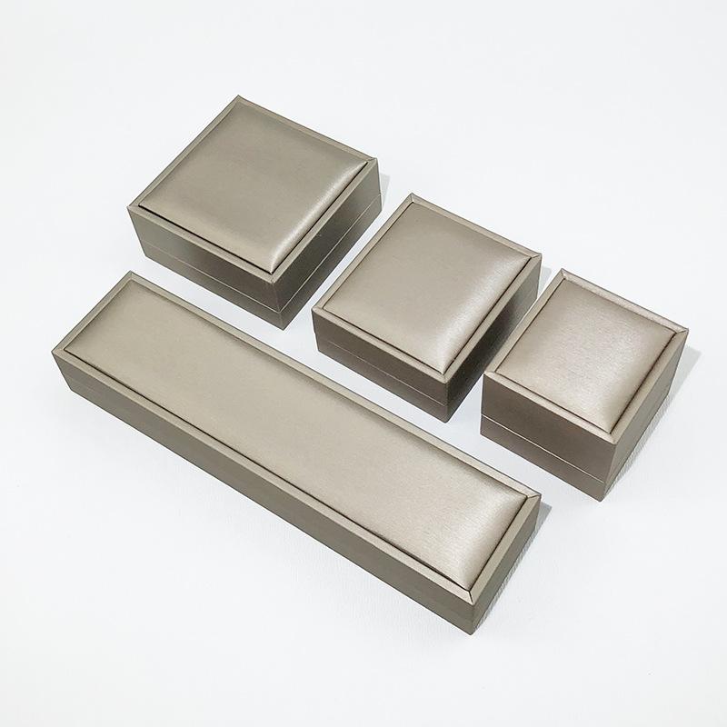 ・素材: 複合材料・用途: 宝飾品包装・カラー: 金色ヘアライン加工PU・種類: リングボックス, ブレスレットボックス, ペンダントボックス（PP袋入り）, チェーンボックス（PP袋入り）