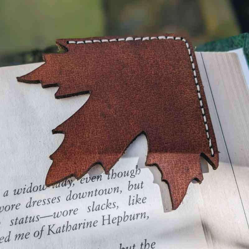 ・素材: 皮革・カラー展開: ダークブラウン、レッド、ブルー、グリーン・サイズ: 6.2×6.2cm・スタイル: 古風・デザイン: ハンドメイド