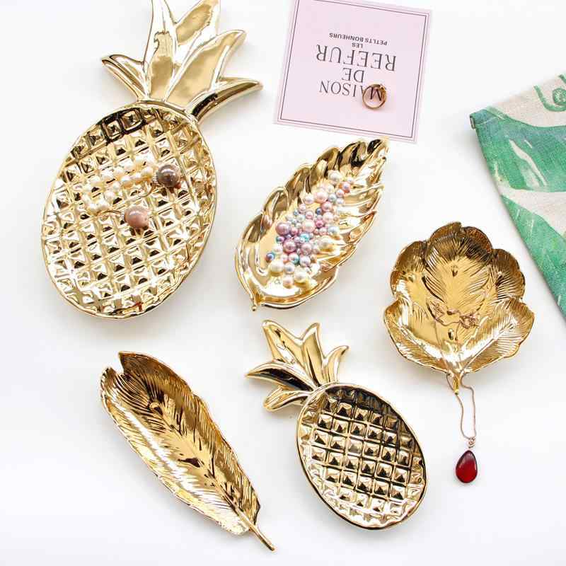 ・主な素材: 白磁・カテゴリ: 器皿・デザイン展開: 金パイナップル皿（小）, 金パイナップル皿（大）, 金色アクセサリー皿（楓葉）, 金色アクセサリー皿（広葉）, 金色アクセサリー皿（細羽）・スタイル: 軽奢