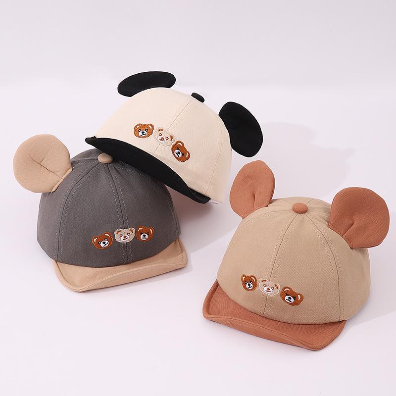 ・カテゴリ: キャップ || ・カラー展開: 三匹の大きな耳のクマ - キャラメル、三匹の大きな耳のクマ - カーキ、三匹の大きな耳のクマ - ベージュ、三匹の大きな耳のクマ - ダークグレー || ・サイズ展開: 46-48cm (調節可...